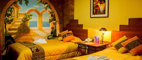 Quarto de hotel com duas camas, um quadro, um telefone e vista através de um arco.