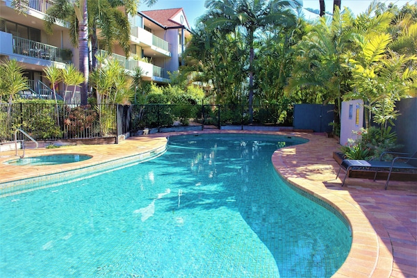 Piscina externa, piscina aquecida, guarda-sóis, espreguiçadeiras