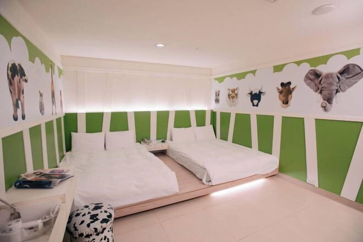 Individualmente decorados, escrivaninha, cortinas blackout