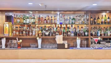 2 restaurantes: servem pequenos-almoços, almoços, jantares e brunches