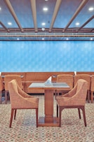 2 restaurantes, com serviço de café da manhã e almoço; culinária fusion