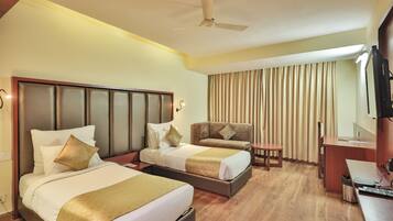 Quarto Twin Deluxe | Roupa de alta qualidade, minibar, cofre no quarto, secretária