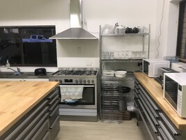 Geladeira, micro-ondas (mediante solicitação), cafeteira/chaleira
