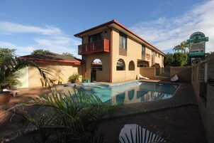 Piscina externa, espreguiçadeiras
