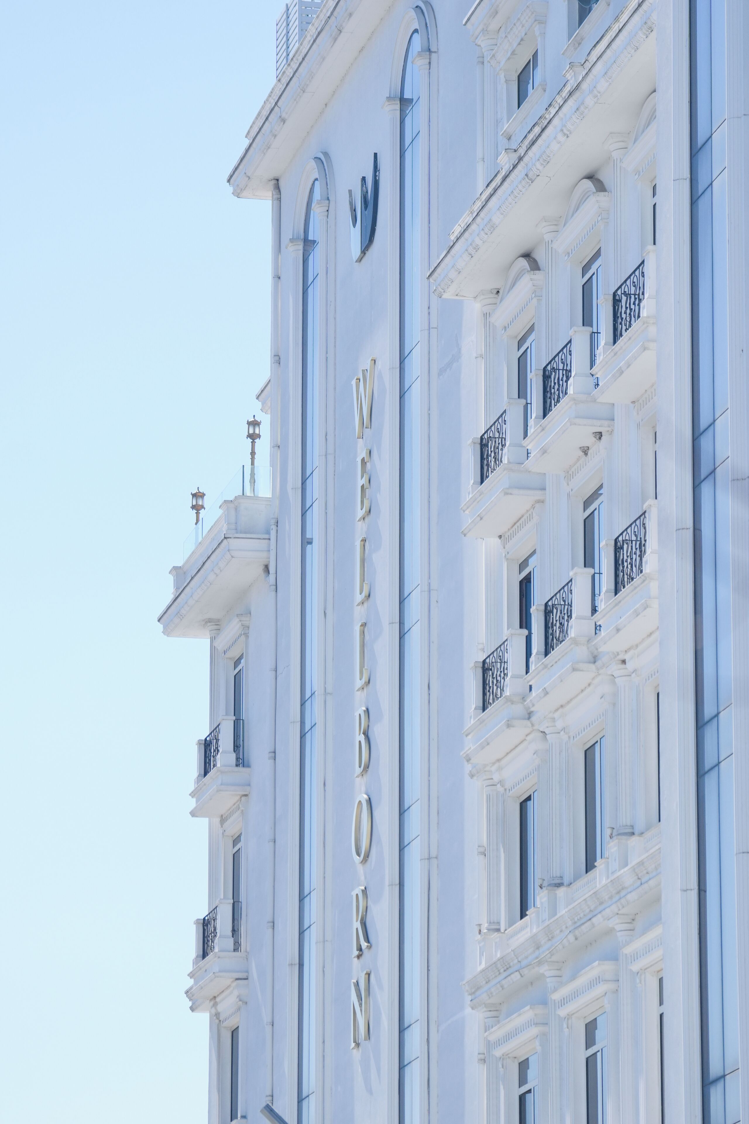 Um edifício com a inscrição 'WELLBORN' em destaque na fachada.