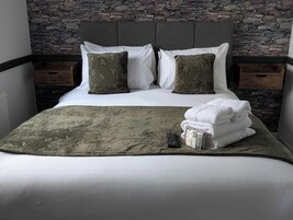 Quarto Duplo Comfort, 1 cama de casal, casa de banho anexa | Wi-fi grátis, roupa de cama fornecida 