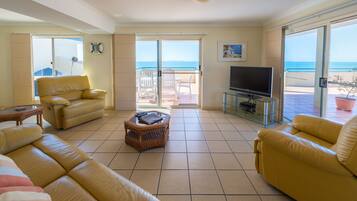 2 Bedroom Apartment | Sala de estar | TV de tela plana, DVD player