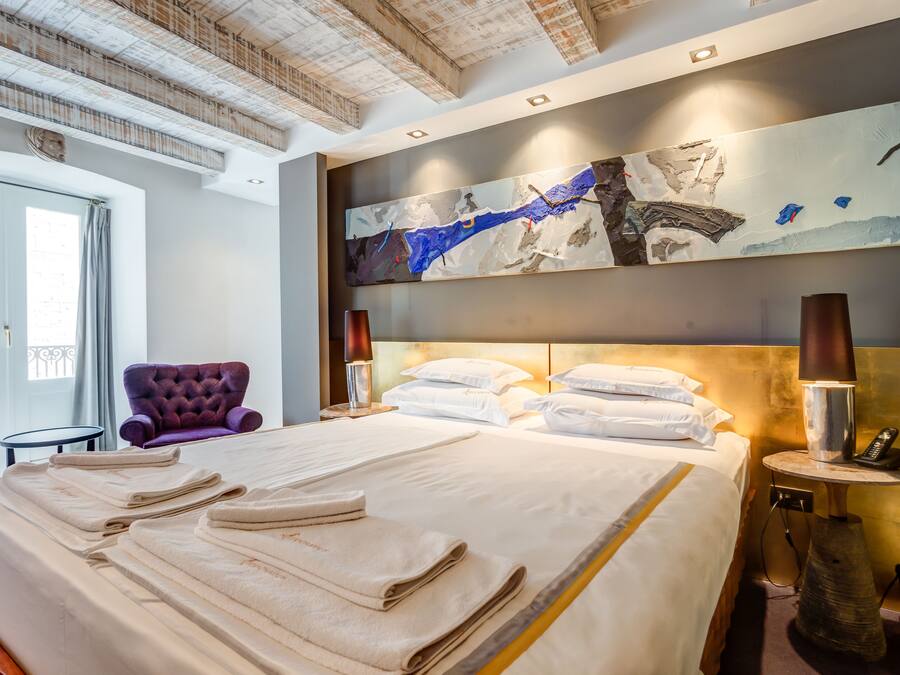 King Suite with Balcony | 5 quartos, edredões de penas, camas de colchão viscoelástico, minibar