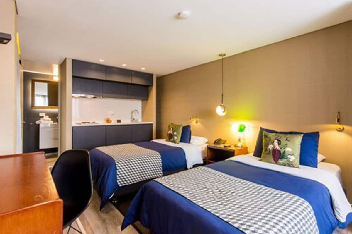 Roupa de alta qualidade, camas de colchão Tempur-Pedic, cofre no quarto