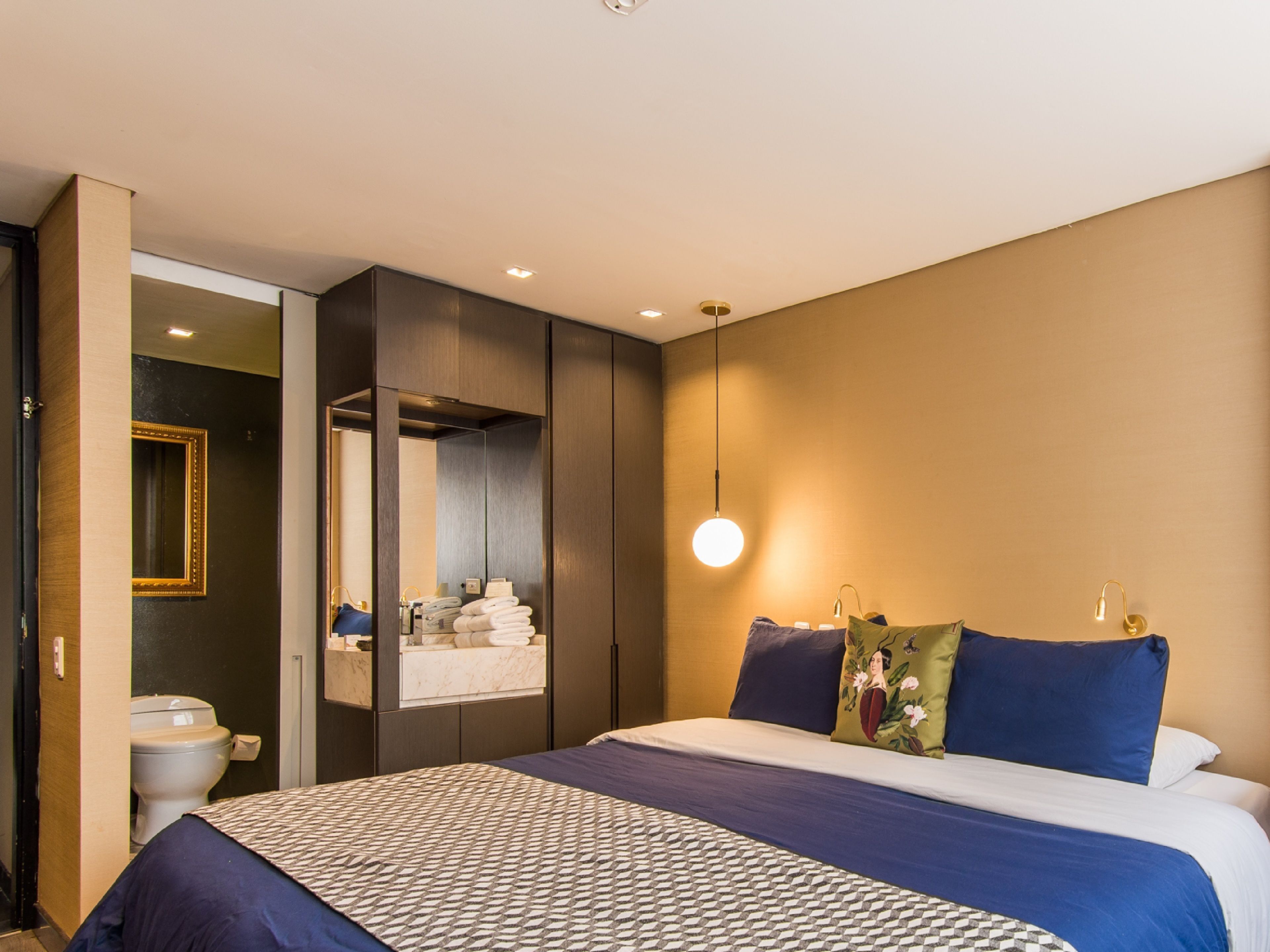 Roupa de alta qualidade, camas de colchão Tempur-Pedic, cofre no quarto 