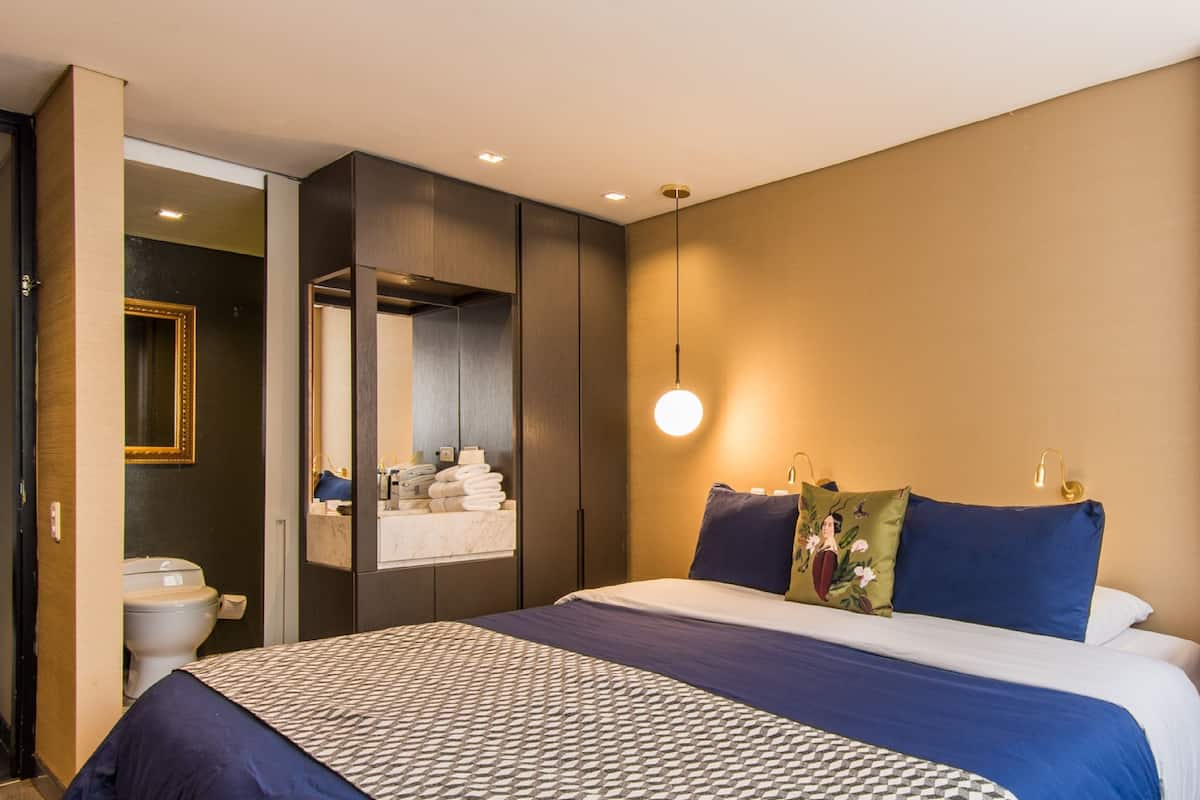 Roupa de alta qualidade, camas de colchão Tempur-Pedic, cofre no quarto