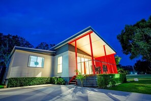 Superior Poolside 3 Bedroom Villa | Quartos à prova de som, ferros/tábuas de passar roupa, berços grátis