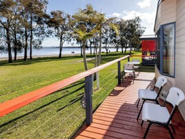 Standard Lakefront 2 Bedroom Cabin | Vista para o lago