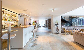 Este bar no lobby do hotel 