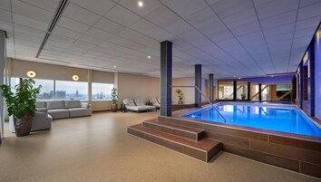 Piscina interior, espreguiçadeiras