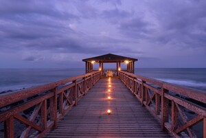 Culinária internacional, vistas para a piscina