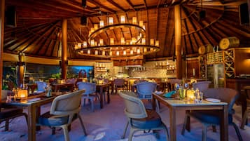 4 restaurantes, almoços servidos, cozinha internacional