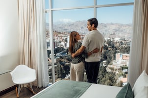 Quarto Premium, 1 cama king-size, vista para a montanha | Roupa de alta qualidade, camas de colchão pillowtop, minibar