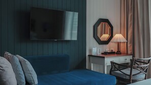Quarto Deluxe, acesso à piscina | Cofre no quarto, com decoração personalizada, secretária 