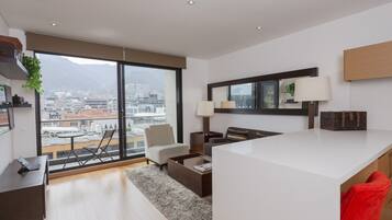 Quarto Nobre, 2 quartos | Roupa de alta qualidade, minibar, cofre no quarto, secretária