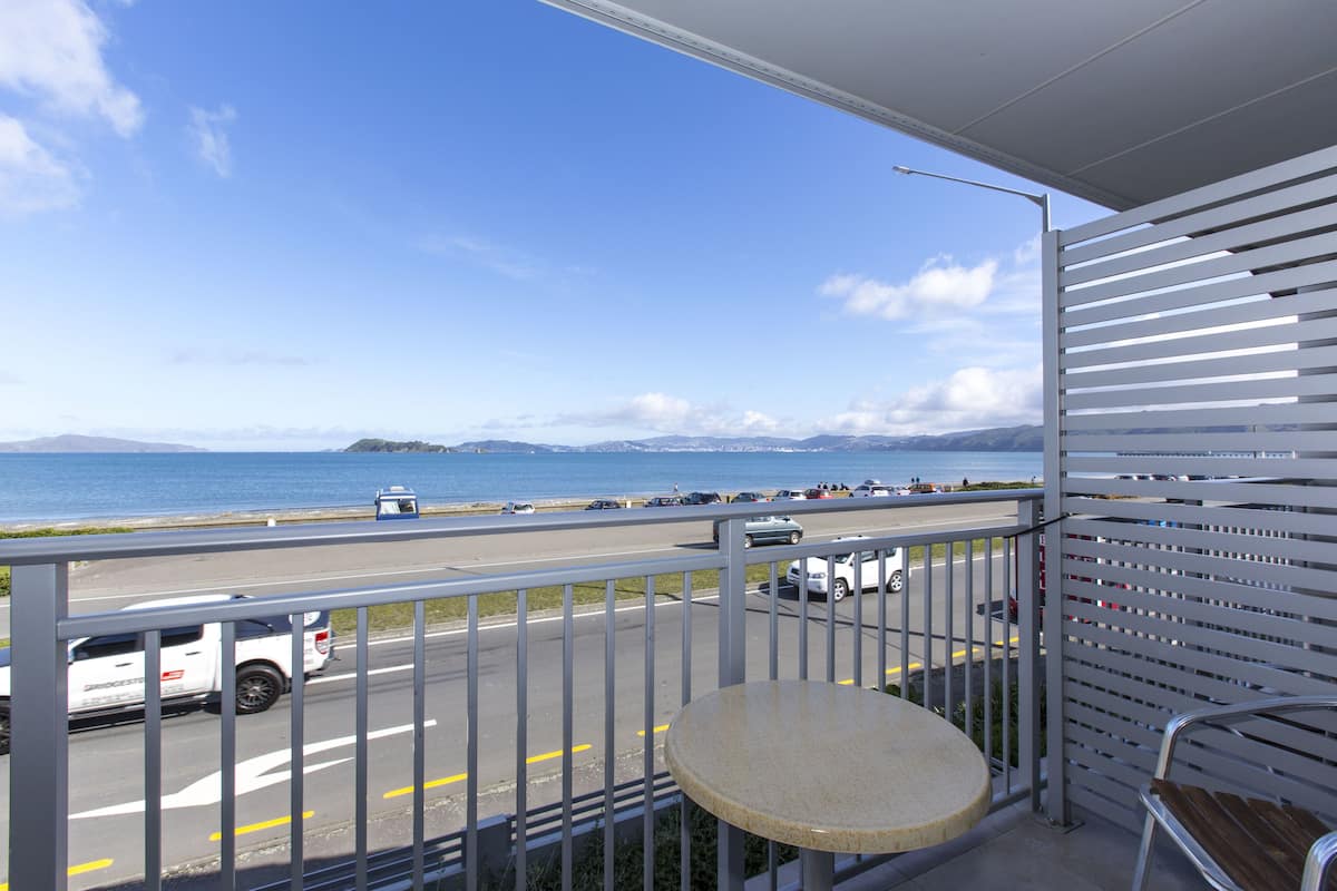 Varanda com vista para a estrada e o mar.