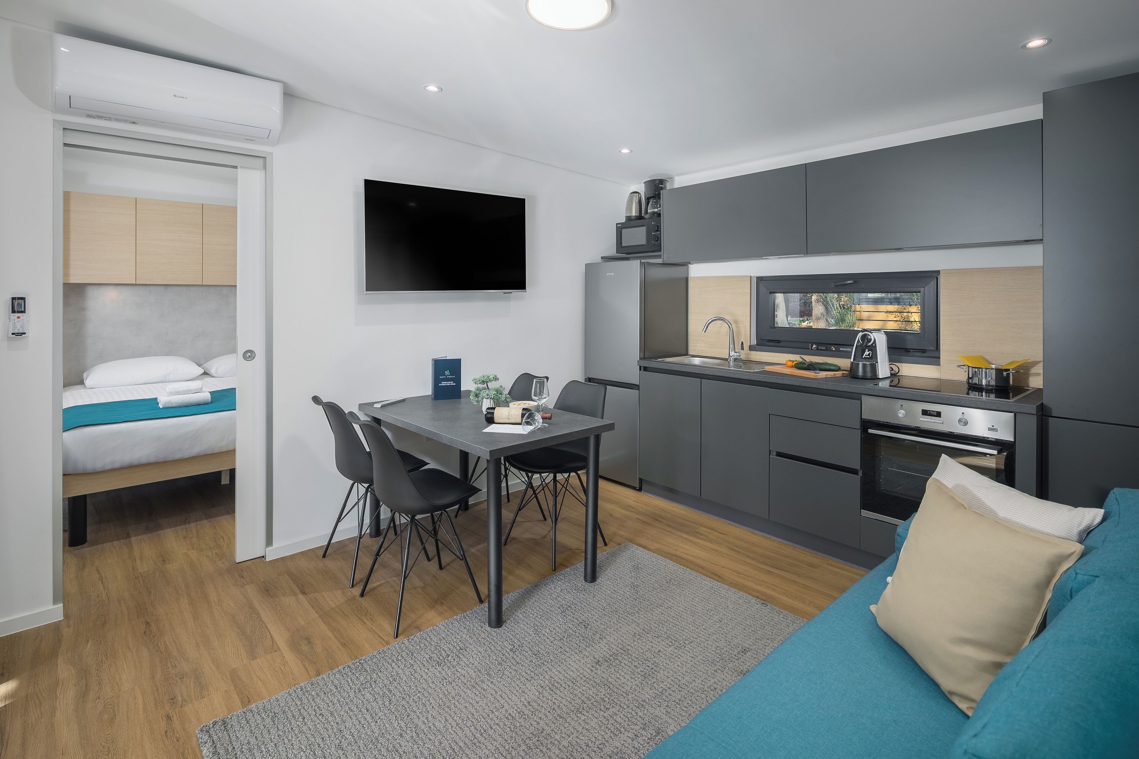 San Polo Prestige Camping villa | Cozinha privada | Um frigorífico, um micro-ondas, uma placa de cozinha 