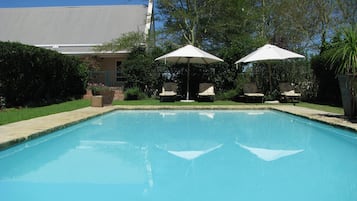 Piscina exterior, da(s) 8:30 à(s) 19:00, guarda-sóis, espreguiçadeiras