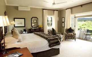 Suíte lua de mel | Roupas de cama premium, frigobar, cofres nos quartos