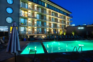 Piscina externa sazonal, funciona das 9h às 21h, guarda-sóis