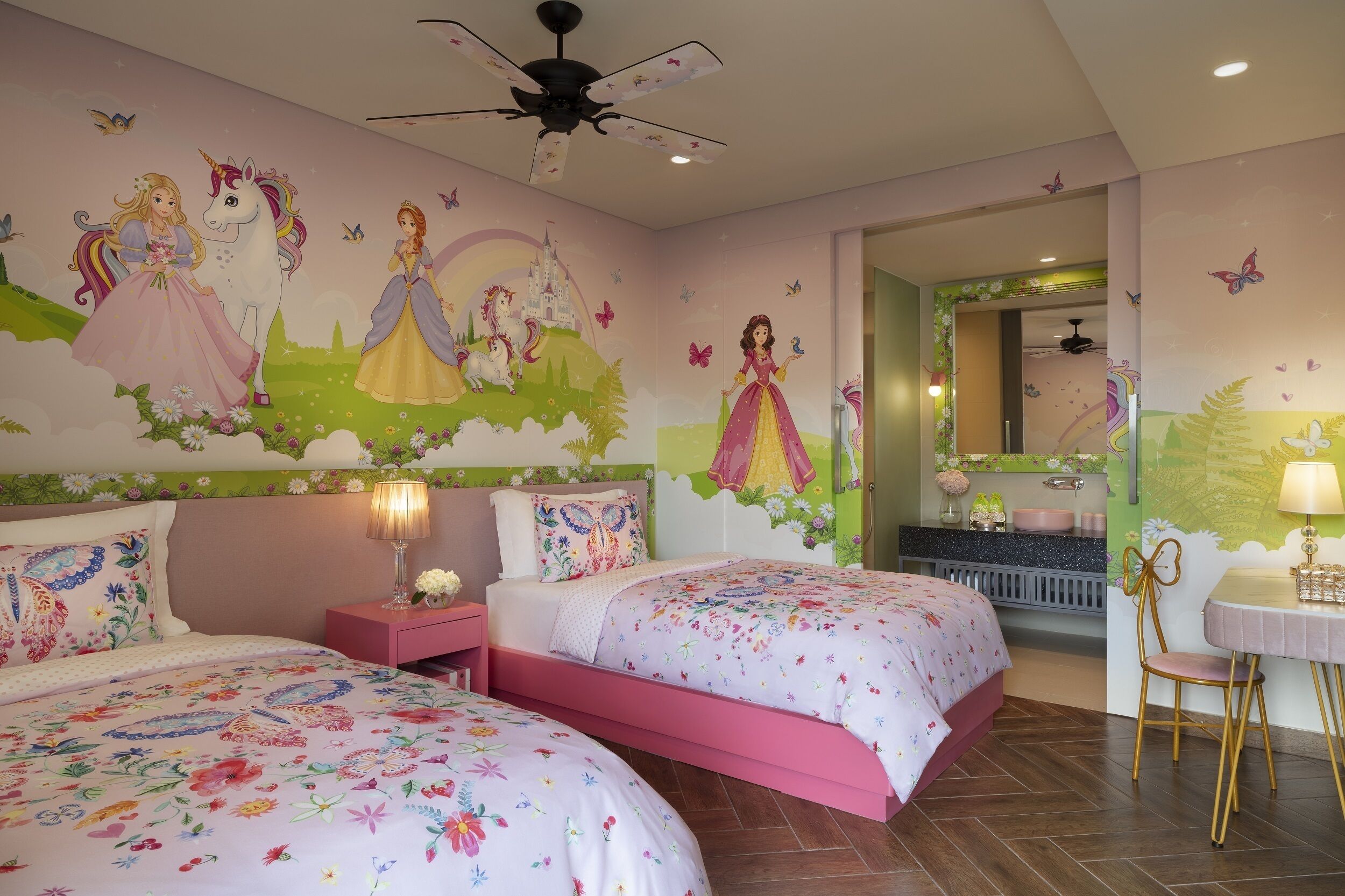 Quarto com duas camas, ventoinha no teto e um mural na parede.