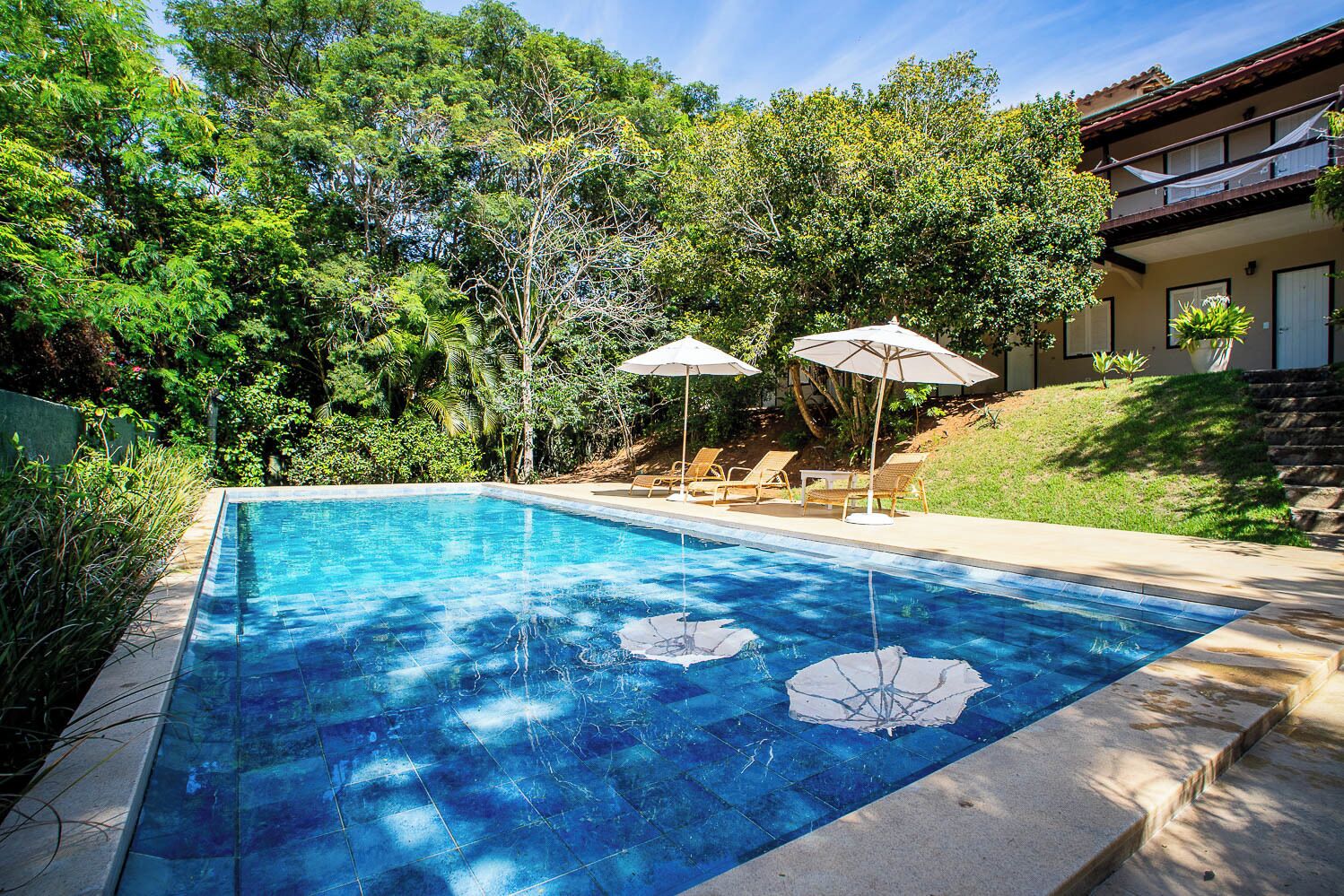 Piscina exterior, espreguiçadeiras 