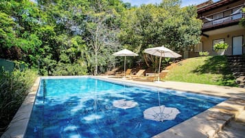 Piscina exterior, espreguiçadeiras