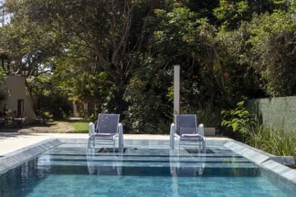 Piscina externa, espreguiçadeiras