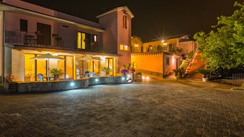Fachada do alojamento (tarde/noite)