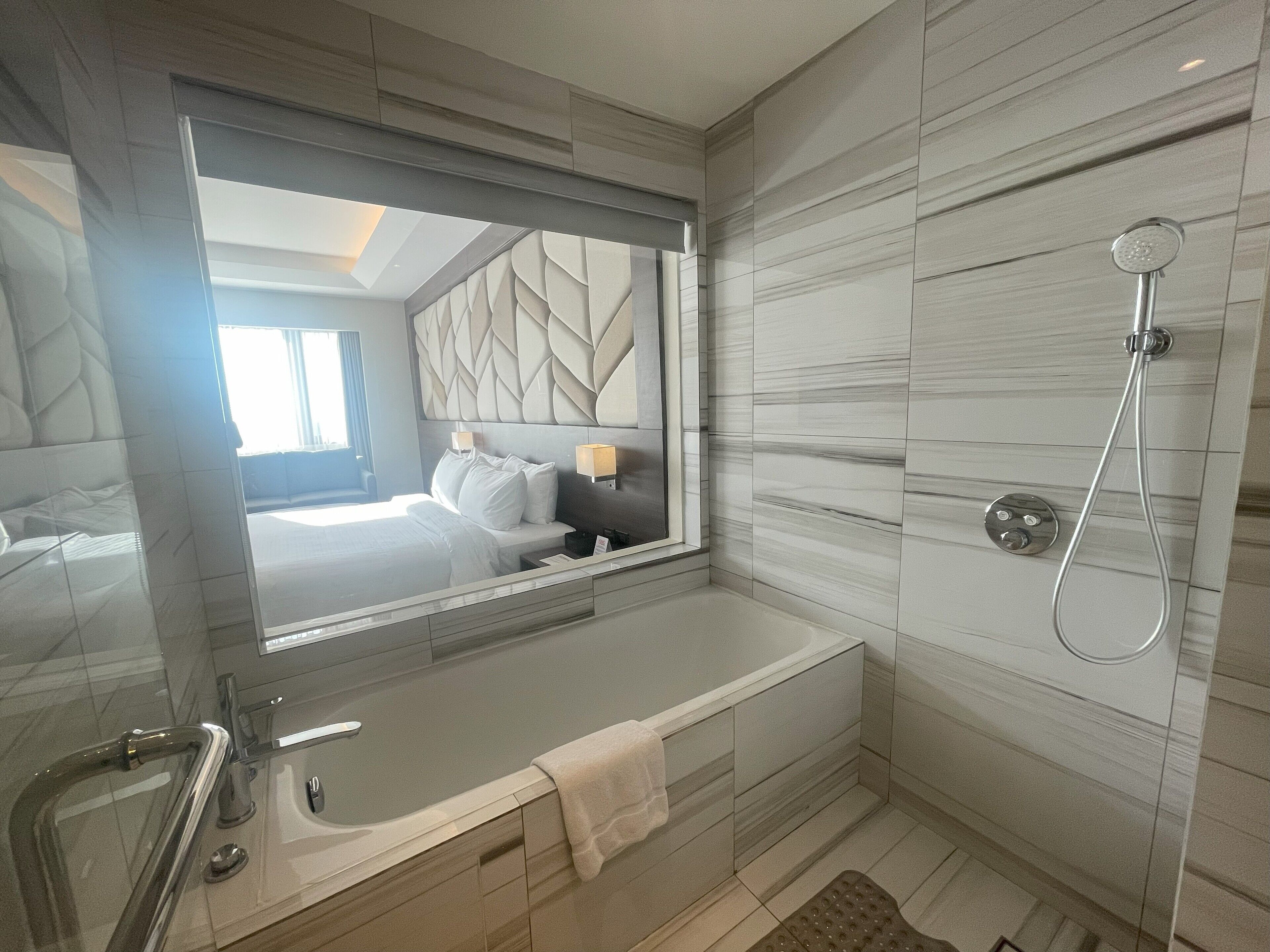 Quarto club | Banheiro | Ducha de hidromassagem, produtos de toalete grátis, secador de cabelo 