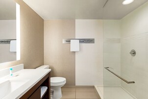 Uma casa de banho moderna com sanita, lavatório e zona de duche.