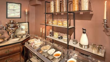 Pequeno-almoço tipo buffet diário (18 EUR por pessoa)