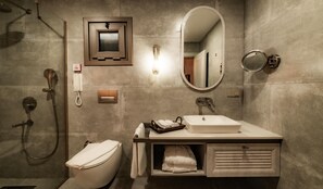 Suite Deluxe, 2 casas de banho, vista para o jardim | Casa de banho | Um polibã, artigos de higiene ecológicos, um secador de cabelo 