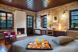 Quarto Duplo Superior, lareira, vista para a montanha | Serviço de quarto – refeições