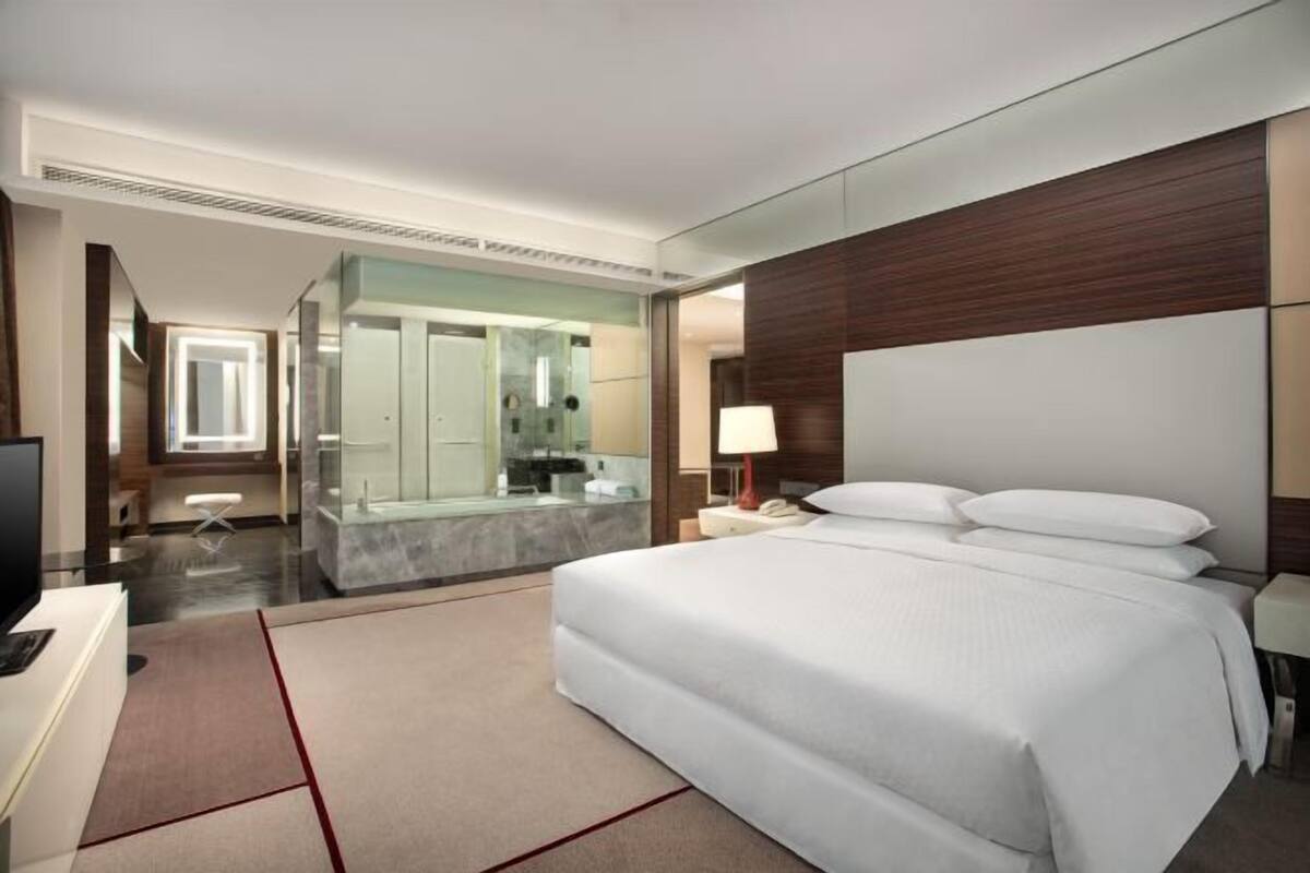 Minibar, cofre no quarto, secretária, quartos insonorizados 