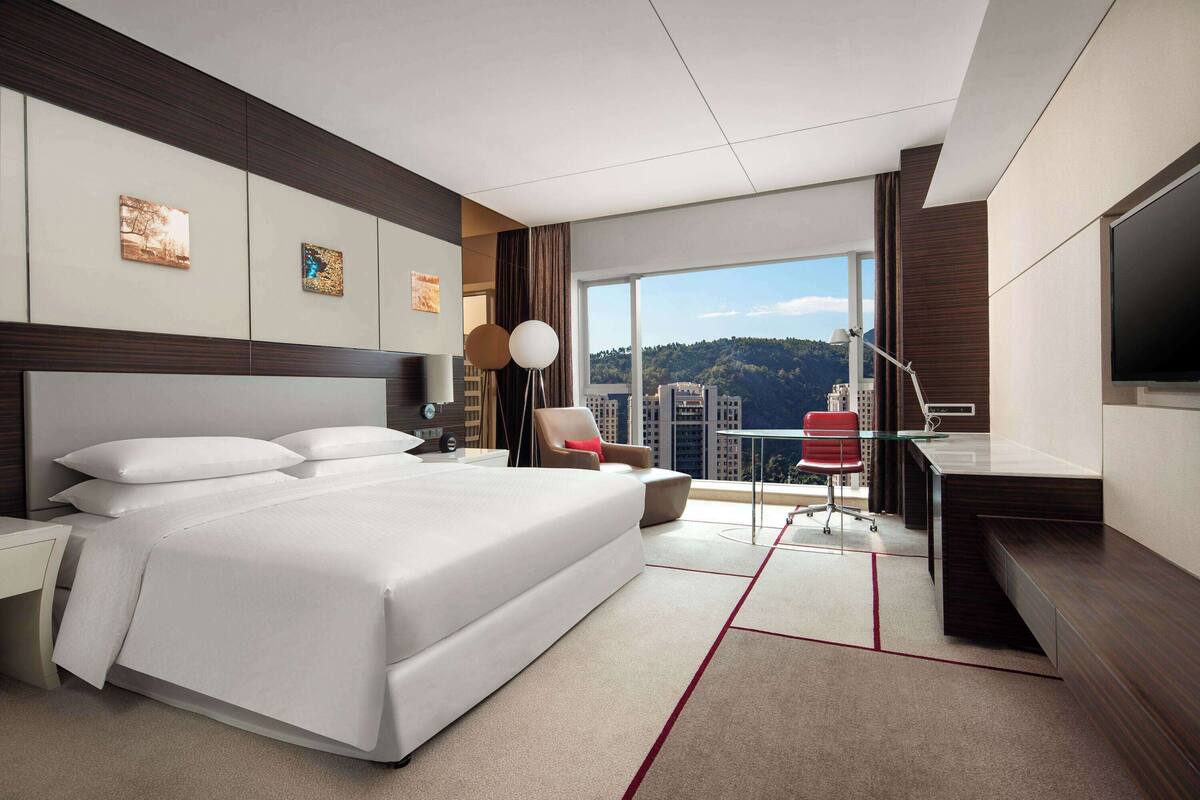 Minibar, cofre no quarto, secretária, quartos insonorizados 