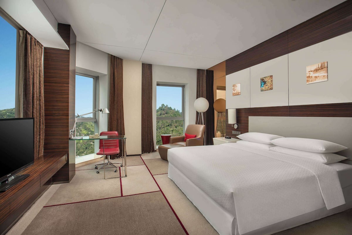 Minibar, cofre no quarto, secretária, quartos insonorizados 