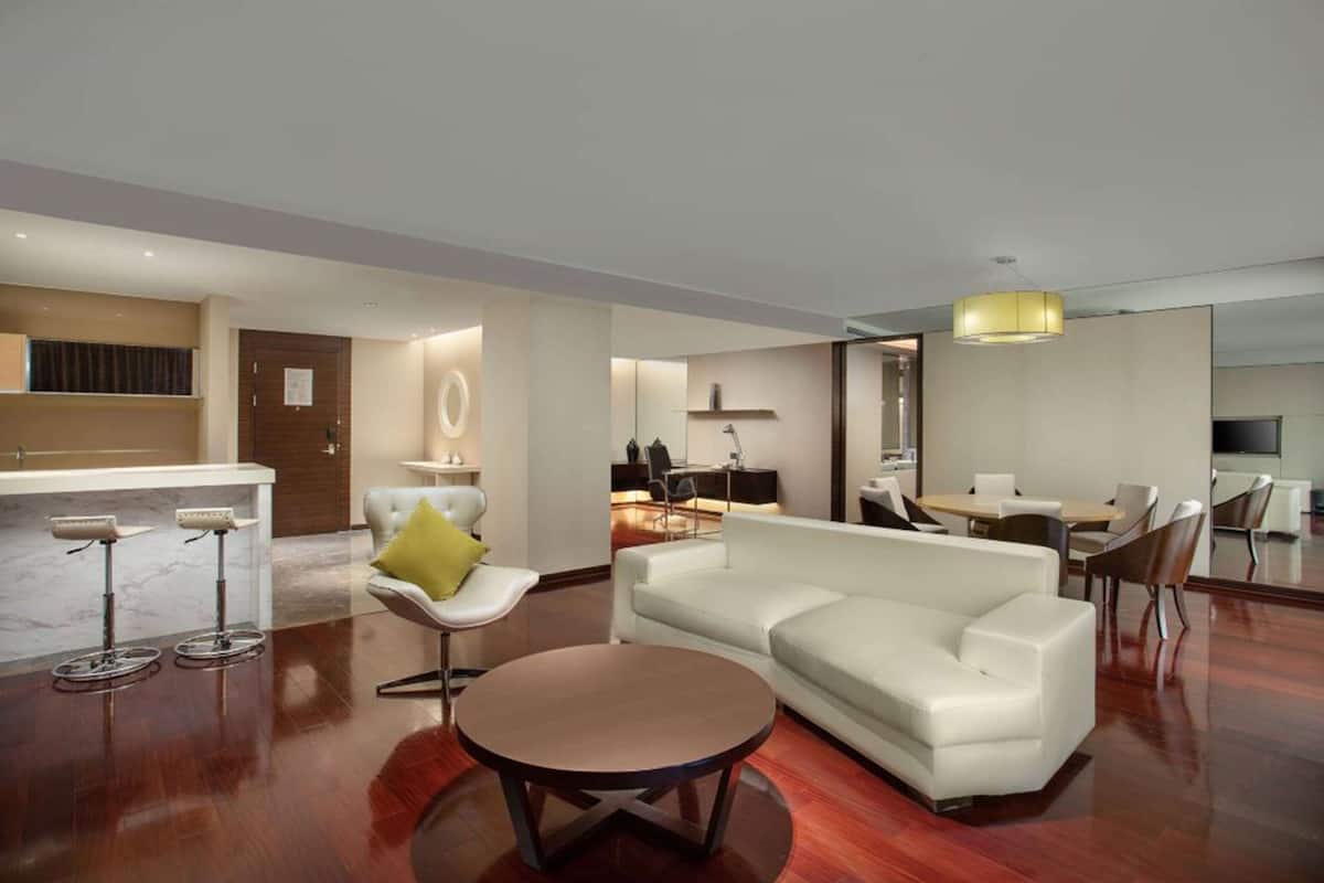 Suite, 1 cama king-size (Imperial) | Minibar, cofre no quarto, secretária, quartos insonorizados 