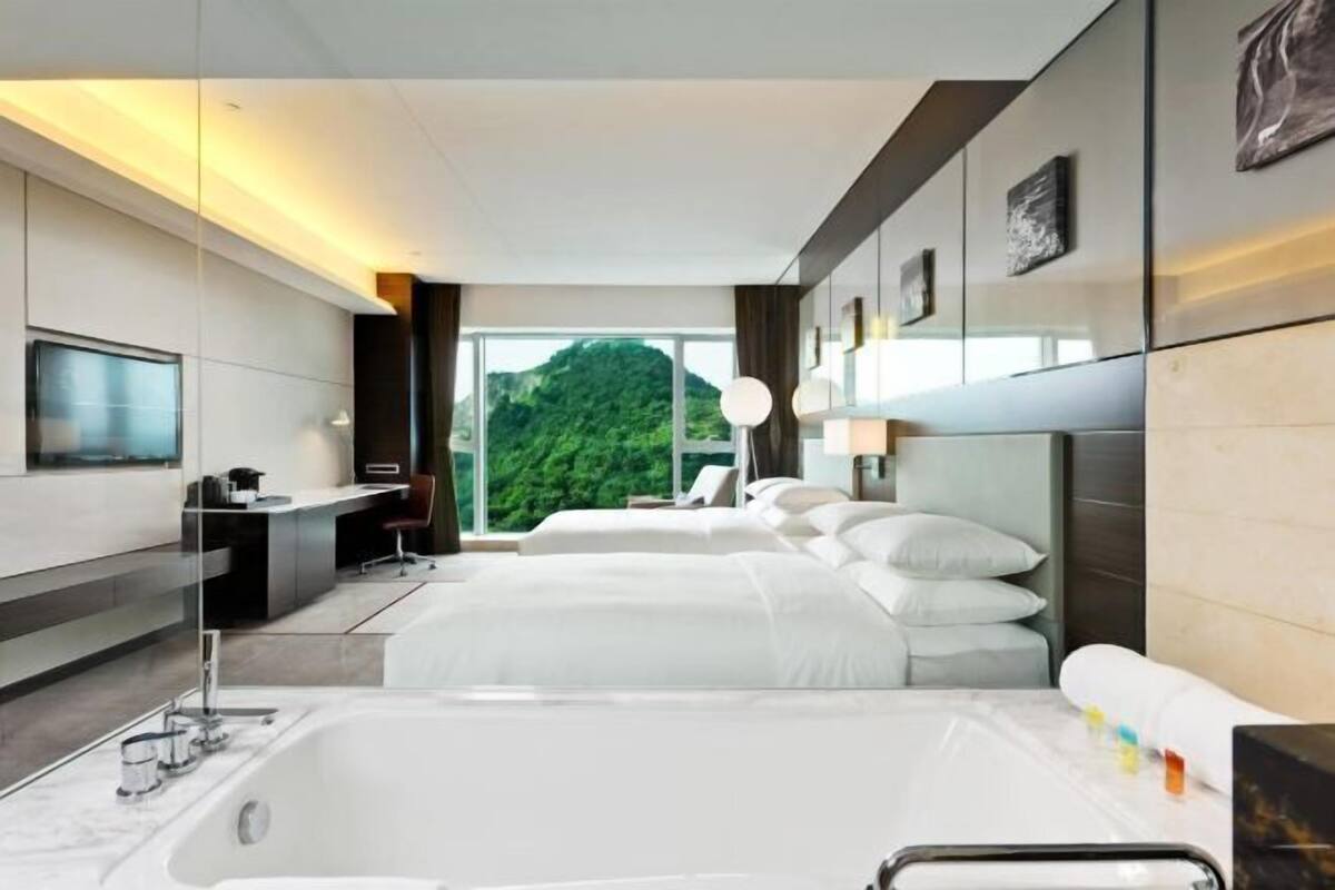 Minibar, cofre no quarto, secretária, quartos insonorizados 