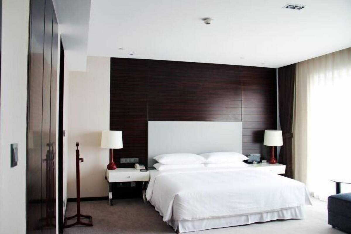 Minibar, cofre no quarto, secretária, quartos insonorizados 