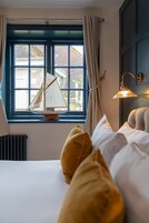 Quarto casal, suíte (with Shower)