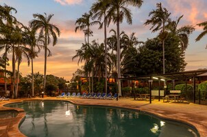 Piscina externa, funciona das 7h às 18h, espreguiçadeiras