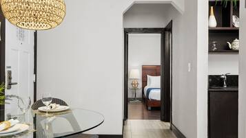 Apartamento, 1 quarto | Sala de jantar