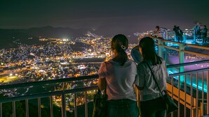 Vista panorâmica de uma cidade à noite, vista de um ponto alto.