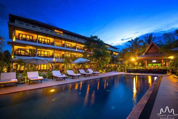 Piscina exterior, guarda-sóis, espreguiçadeiras 